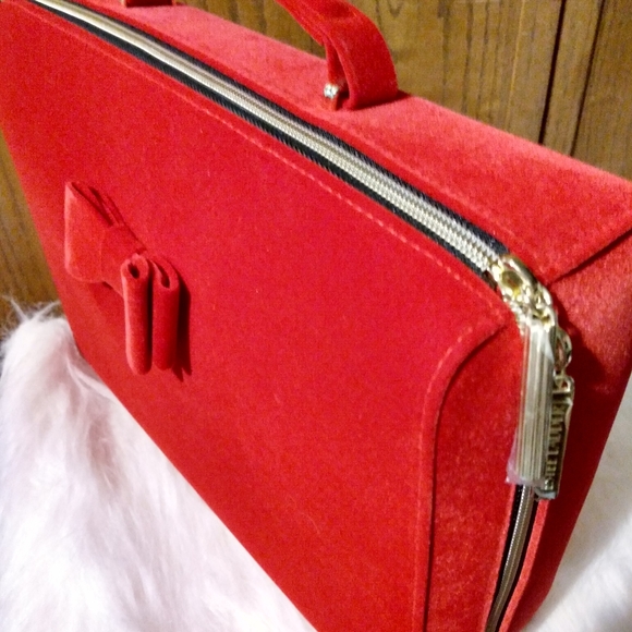 Estee Lauder | Bags | New Estee Lauder Red Velvet Cosmetic Case | Poshmark